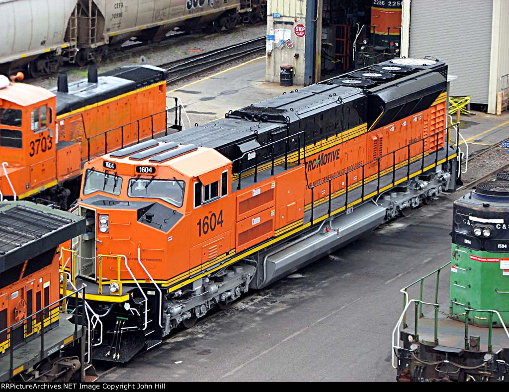EMDX 1604 at BNSF Northtown 44th Ave